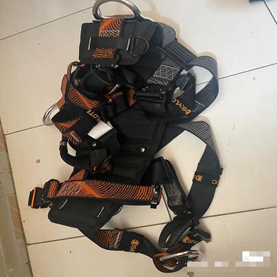 [德峰]处理一套斯泰龙泰克全身五点式安全带、双钩。不介意日期的