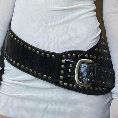 Fashionable leather rivet buckle belt时尚皮革铆钉针扣皮带女