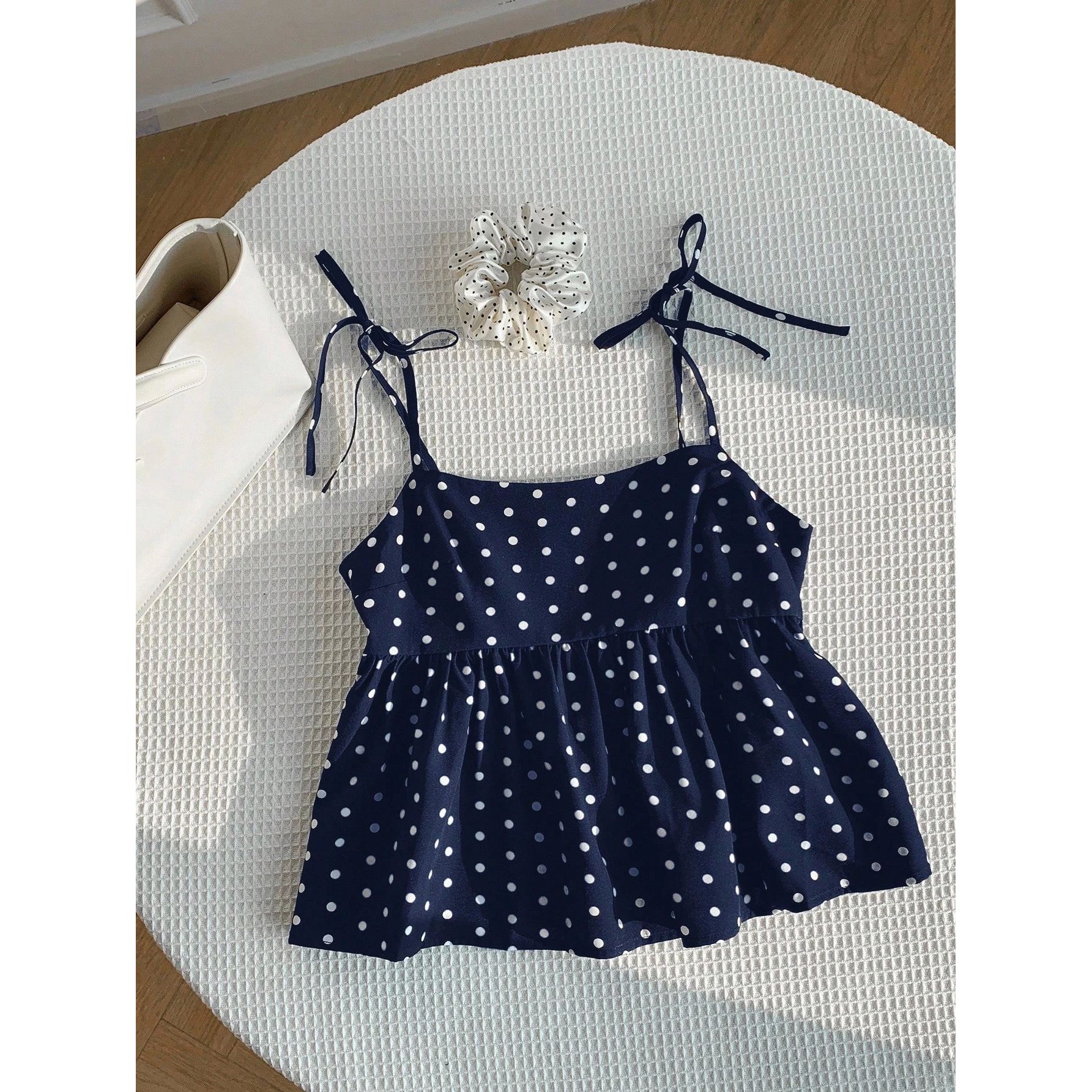 女士波点绑带修身收腰吊带背心 Strap-adjusted waist halter top