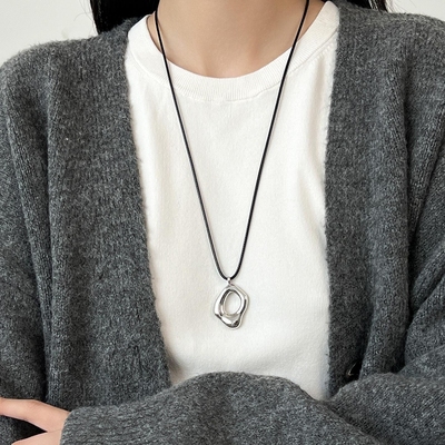 几何异形银色金属吊坠黑皮绳长款项链女小众时髦韩国ins风毛衣链