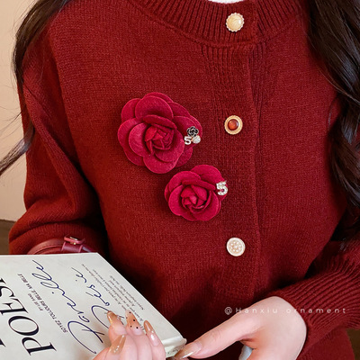 红色植绒镶钻花朵胸针轻奢百搭