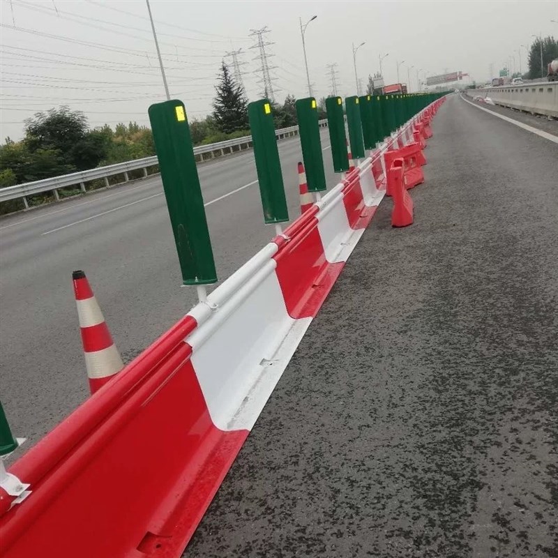 移动钢护栏高速防撞护拦八字移动护栏高速防撞护拦路梁铁马一字型