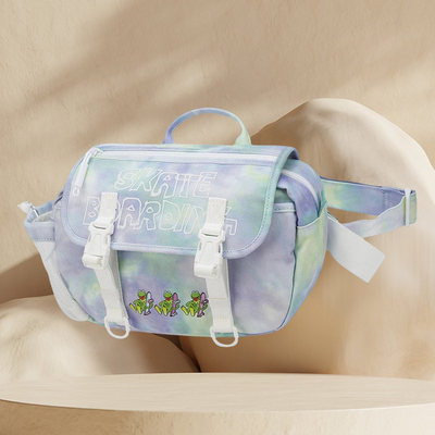 中国李宁新款联名Muppets科米特产品斜挎包ABDR380