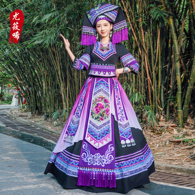 壮族女黑色刺绣演出服三月三