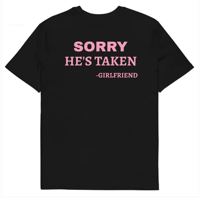 SORRY HE'S TAKEN 粉色英文短袖女 趣味文字印花黑色宽松2026短袖
