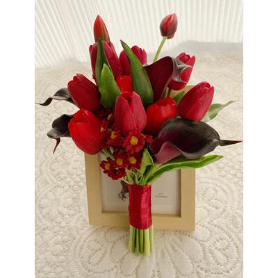 覆古森系红色新娘手捧花外景旅拍婚纱摄影拍照道具领证郁金香花束