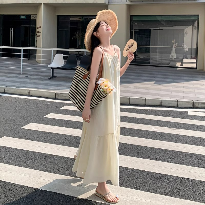 米白色吊带连衣裙女2025夏季新款法式高级感气质超仙海边度假长裙