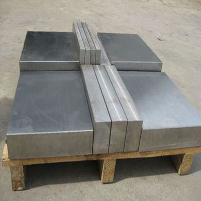 6CrMnSi2Mo1V圆棒高强韧性耐冲击工具钢板70MnMoCr8光圆黑皮钢棒