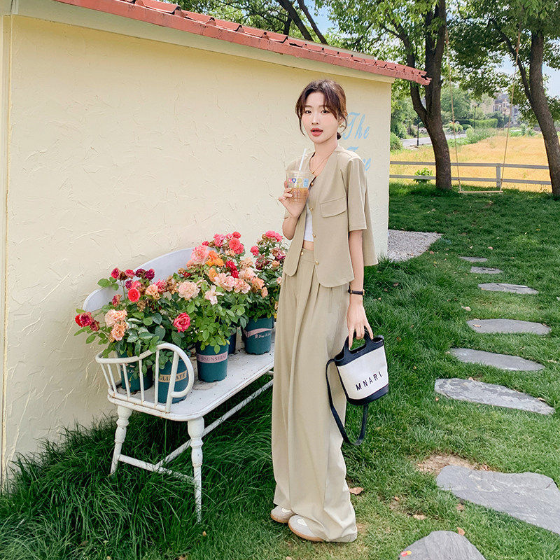 卡其色短袖西装套装女夏季薄款2026新款气质高级垂坠阔腿裤两件套