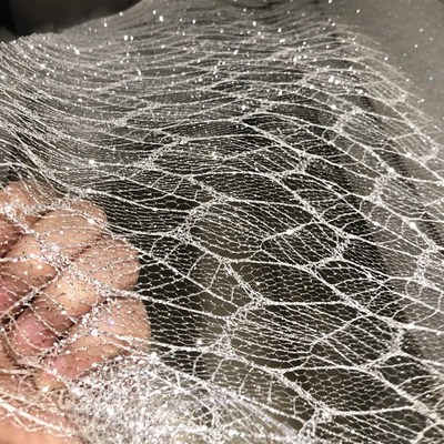 大网格喷银撒粉硬网纱网格不规则烫金叶子喷银婚纱礼服面料布料