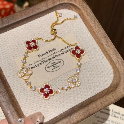 贵气高级感闪钻红色花瓣幸运四叶草手链女轻奢抽拉式水晶贝母手饰