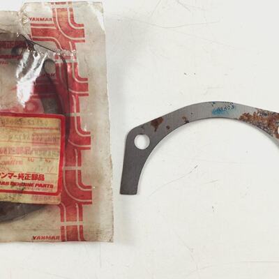 Medio Placa PN 15262351450 para Yanmar S165 Genuino Repuesto