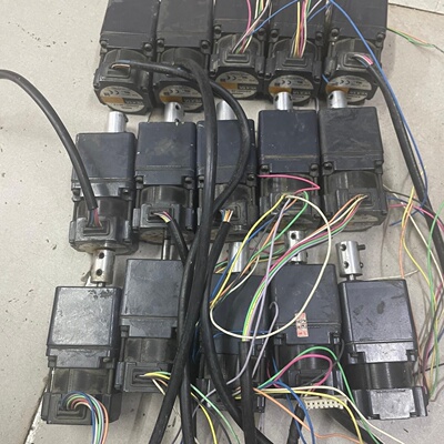 议价二手VEXTA东方马达型号AXHM015K-15，马达是8条