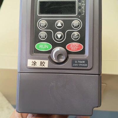 英威腾CHE100220V0.75KW变频器两台成色可议价
