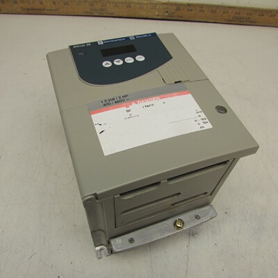 SCHNEIDER电动ATV28HU29N4U可调速度驱动2HP400VXLNT二手TAKEOU