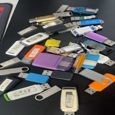 U盘一批，1G/2G/4G/8G/16G都有，容量随机，品牌--议价商品