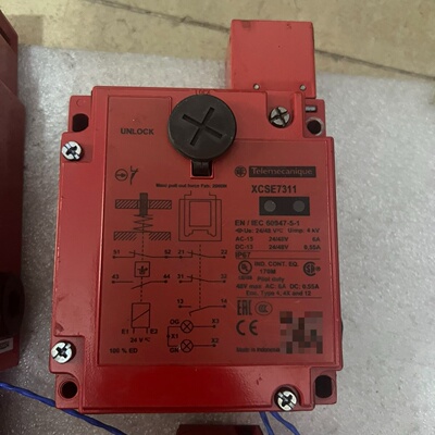 施耐德安全门开关锁XCSE7311 ( 4个)-议价