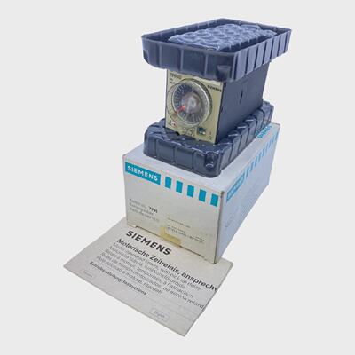 Siemens 7PR40404PM00 Time Relay for Industrial Use 220230V A