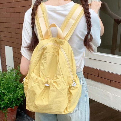 奶黄色少女外出小背包超轻休闲双肩包女大学生书包慵懒风可放电脑