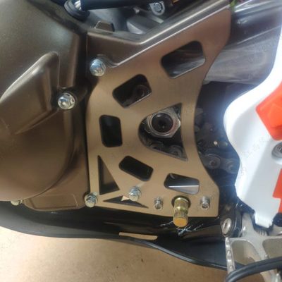 恒舰2冲MT250挂挡轴变速轴保护板 克维斯华洋小飞盖链条盖小牙盘