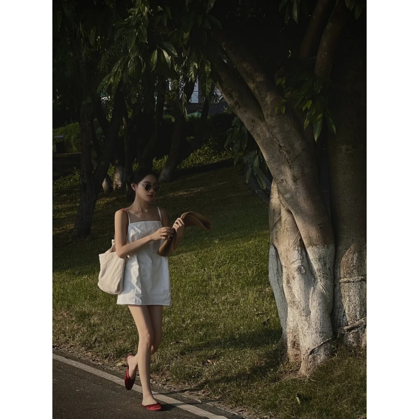 度假风性感露背吊带连衣裙女2026夏季新款独特漂亮显瘦A字短裙子