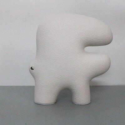 现代简约家居软客装抽象字母造型摆件样板间厅关VVB书房玄饰摆设