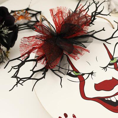Halloween decorations clowns hang on doors and walls装饰门挂