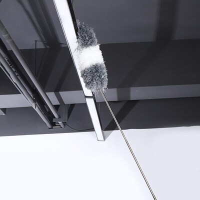 Retractable electrostatic duster for cleaning ceilings