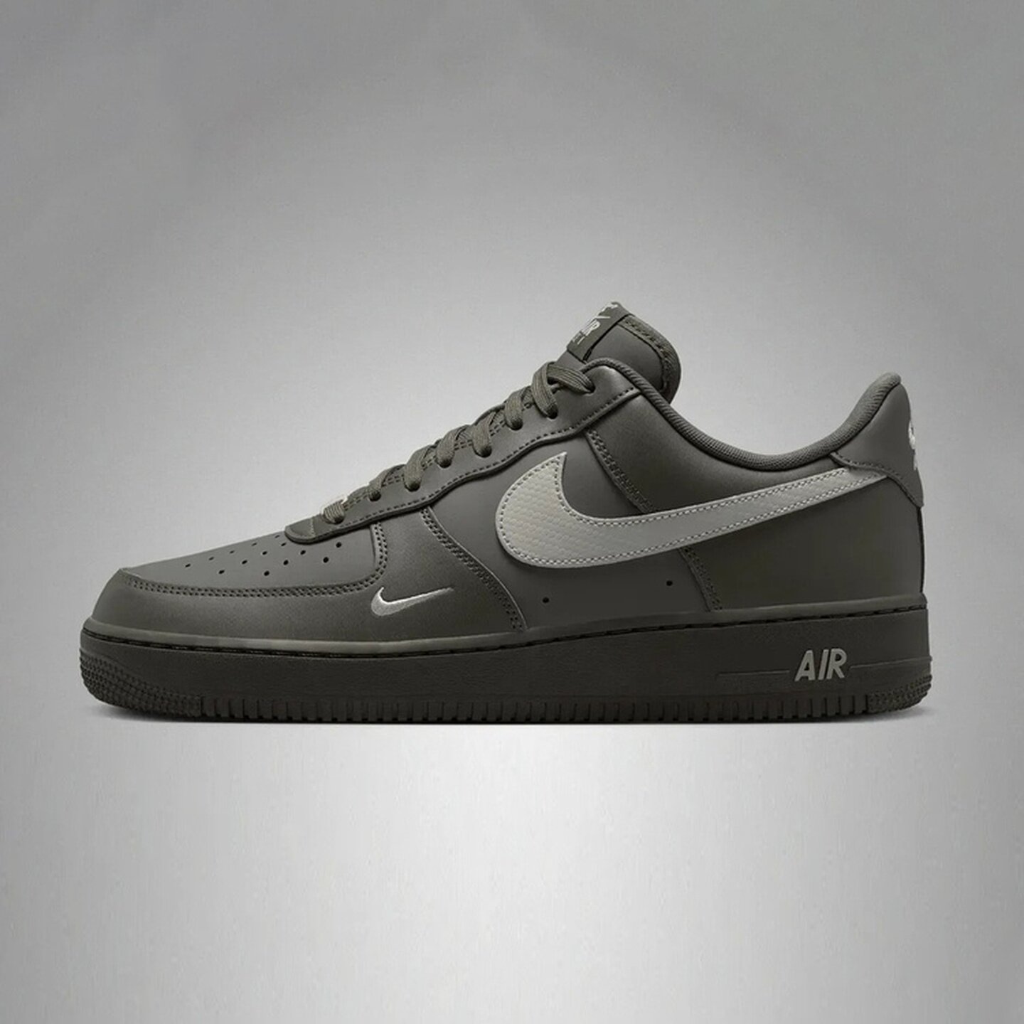 耐克(NIKE)男子AIR FORCE 1时尚休闲鞋IV5732-001