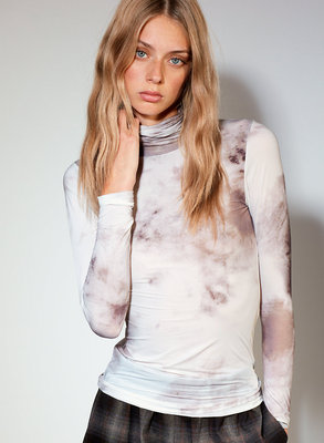 高领长袖印花薄款女装