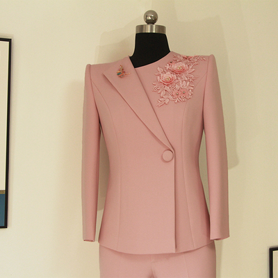 主持人艺考上镜女裤播音翻领