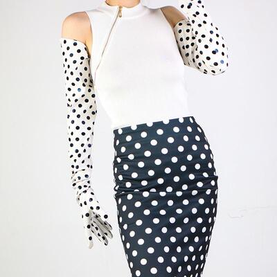 贴身漆皮白色皮手套超长款