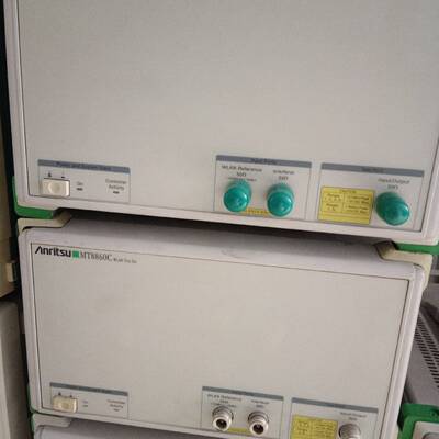 议价安立MT8860C，正常通电，实物拍摄使用中