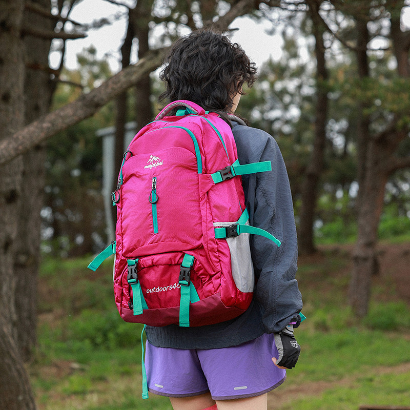 户外徒步登山包男35L升大容量运动旅行背包女轻便电脑双肩包书包