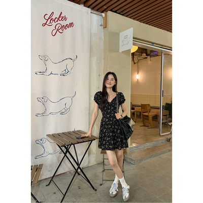 黑色V领碎花收腰显瘦A字连衣裙