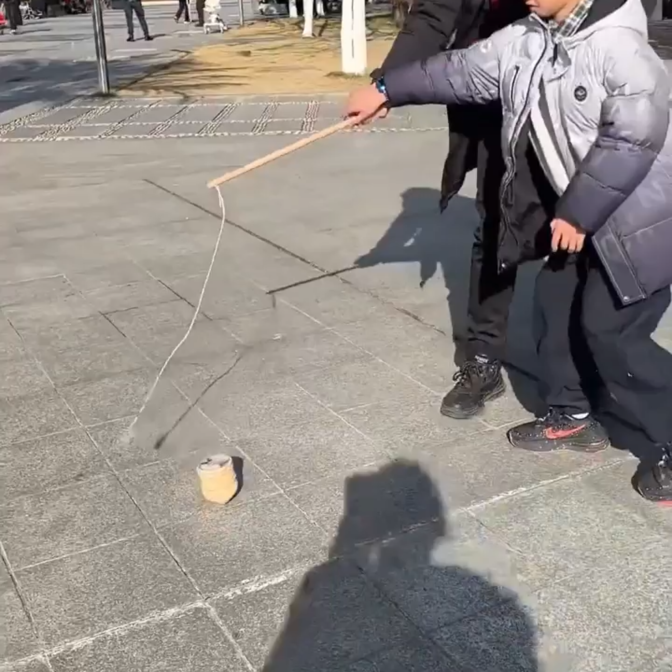 健身专用实木大陀螺老人解压传统木质玩具大号鞭打冰尜耐磨鞭绳