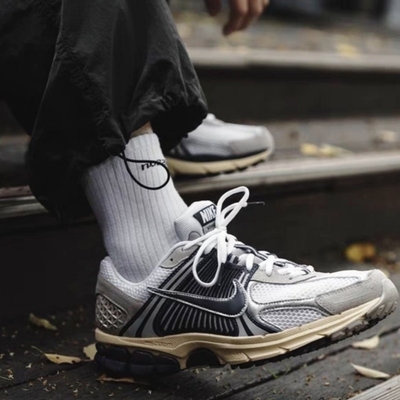 耐克/Nike Air Zoom Vomero5灰白蓝低帮休闲耐磨跑步鞋HF4259-100