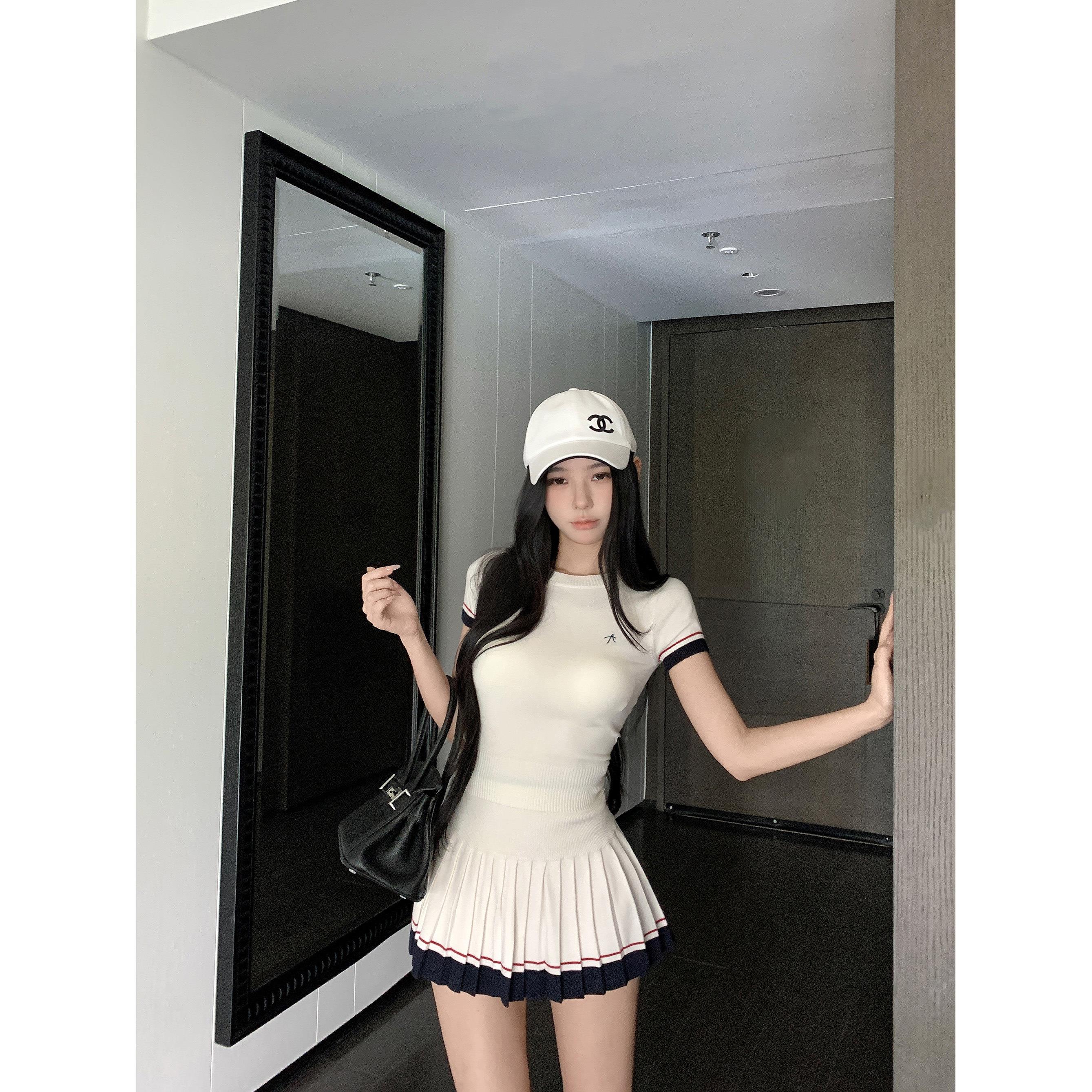 白色修身刺绣短袖针织T恤女夏季休闲运动套装百褶裙半身裙两件套