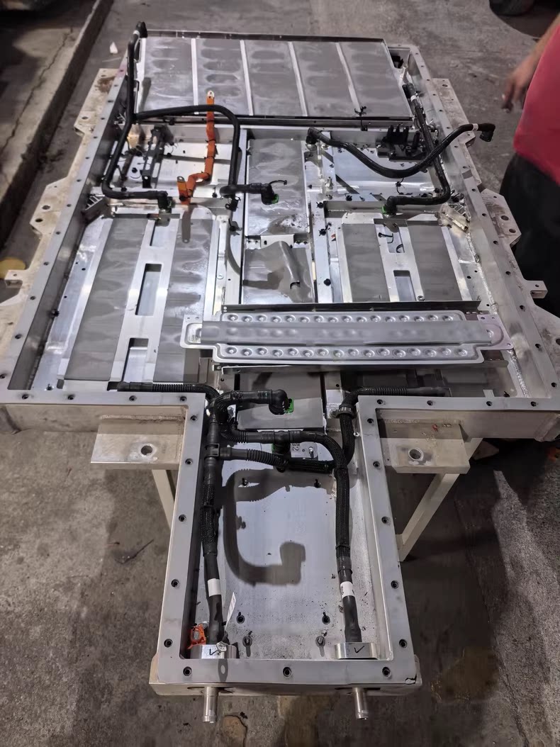 东风启辰D60ev 瑞浦兰钧 345V 48度电版本。电池箱体,电