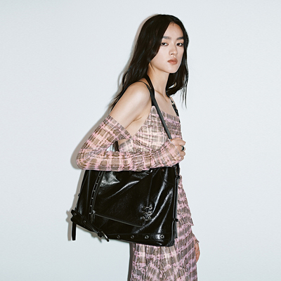 UR国内代购2026春季女士时髦潮流街头风褶皱单肩斜挎包UAYB60052