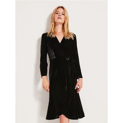 QU DETOUR 深V领系带简约丝绒连衣裙2025冬天鹅绒简约赫本小黑裙