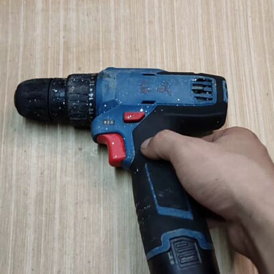 议价东成DCJZ1601充电式电钻，16V锂电池，蓝色机身，外观