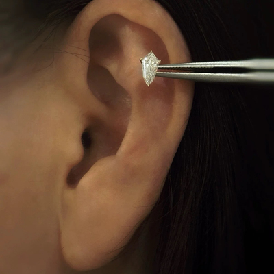 CHESNOW18K金盾形风筝钻石耳钉