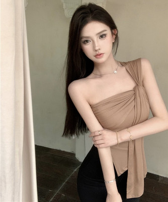 纯欲辣妹短款不规则露肩吊带背心