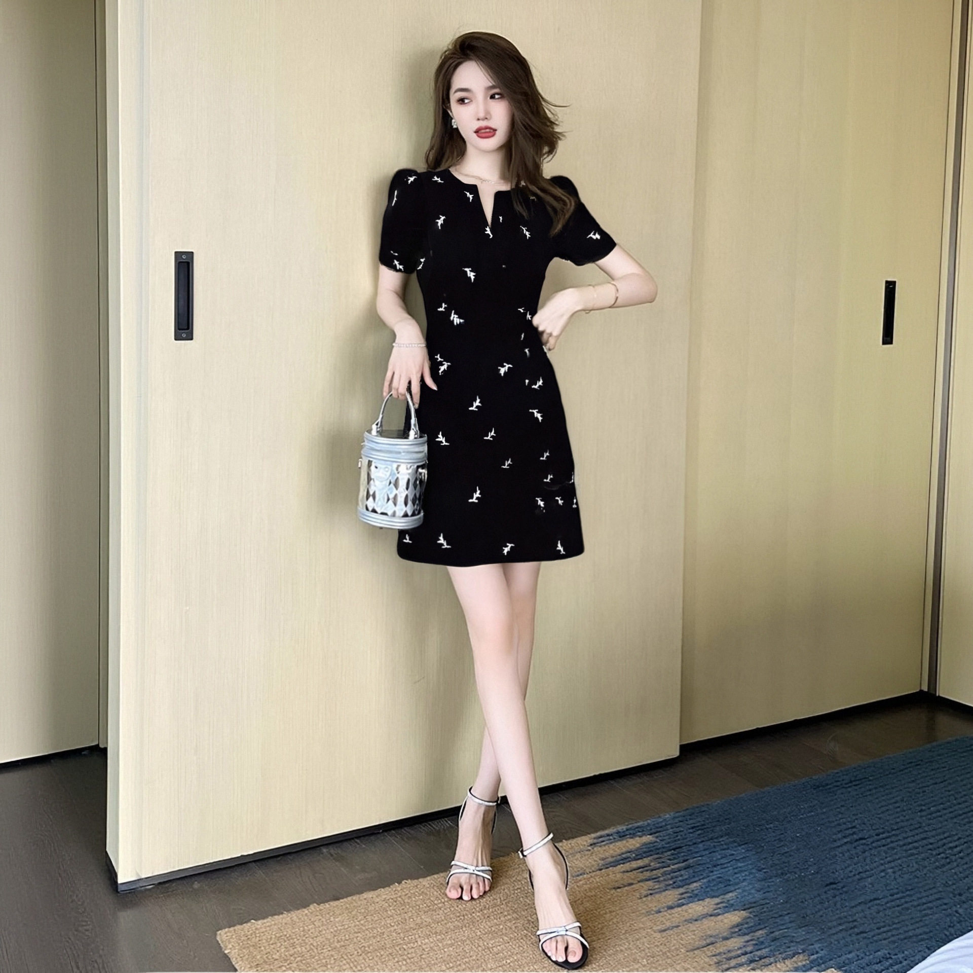 法式御姐赫本风刺绣短袖连衣裙女显瘦显高小个子黑色圆领a字短裙