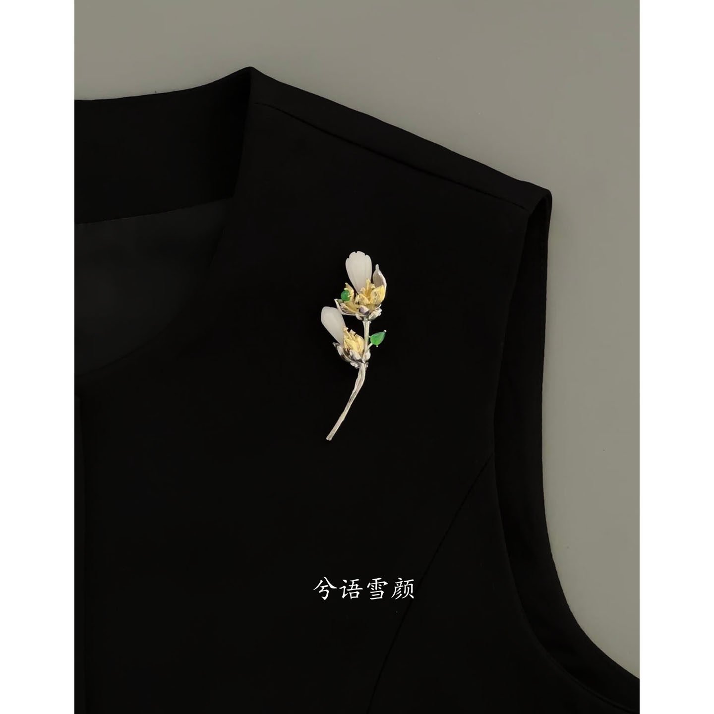 新中式高智风玉兰花香胸针女白玉髓苏工艺术设计款高级感配饰礼物
