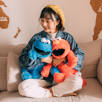 芝麻街公仔甜饼怪玩偶女孩