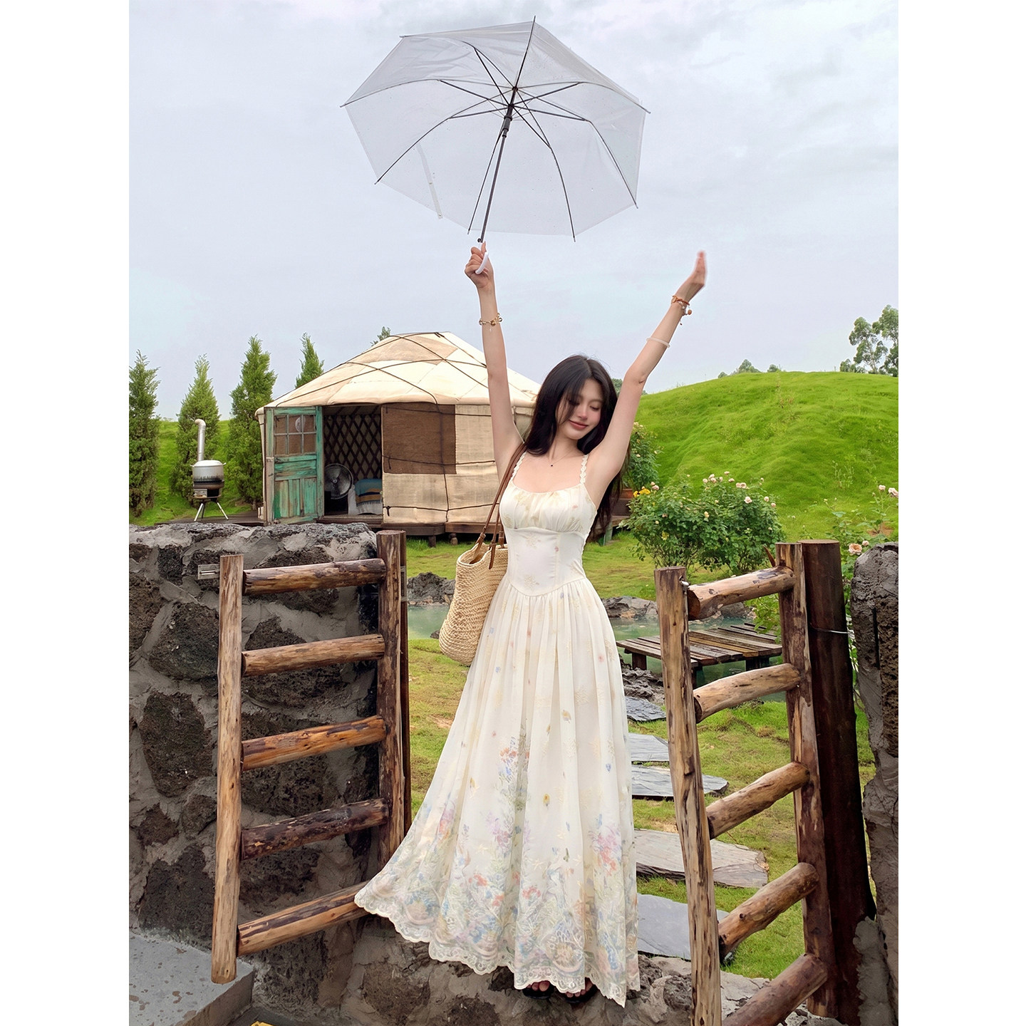 海边度假风法式刺绣吊带洋装女夏季收腰裙子设计感绝美a字长裙