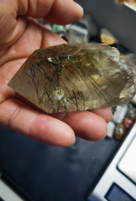 天然绿发晶原石六棱柱摆件把玩消磁景石153.6克一图一物