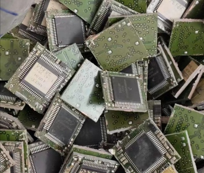 MC68HC908AZ60ACFUE MC908AZ60ACFU PQFP-64 HCMOS微控制器芯片